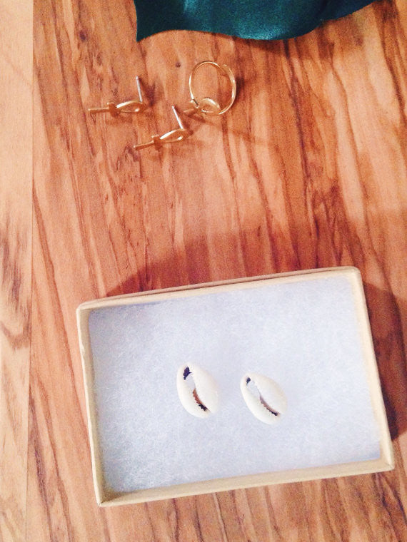 Cowrie Studs – Afrohemien.com
