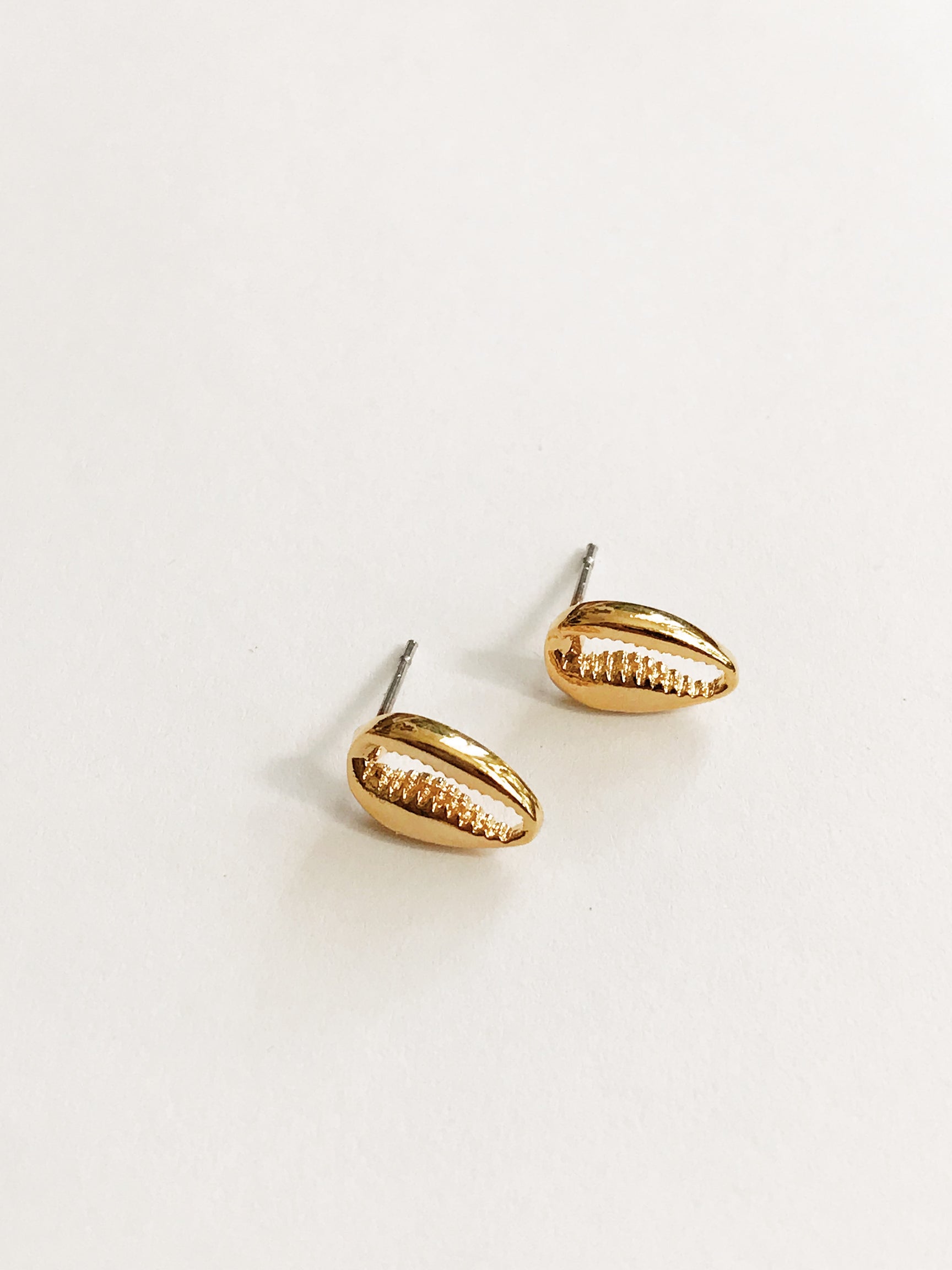 Tiny Cowrie Shell Studs – Afrohemien.com