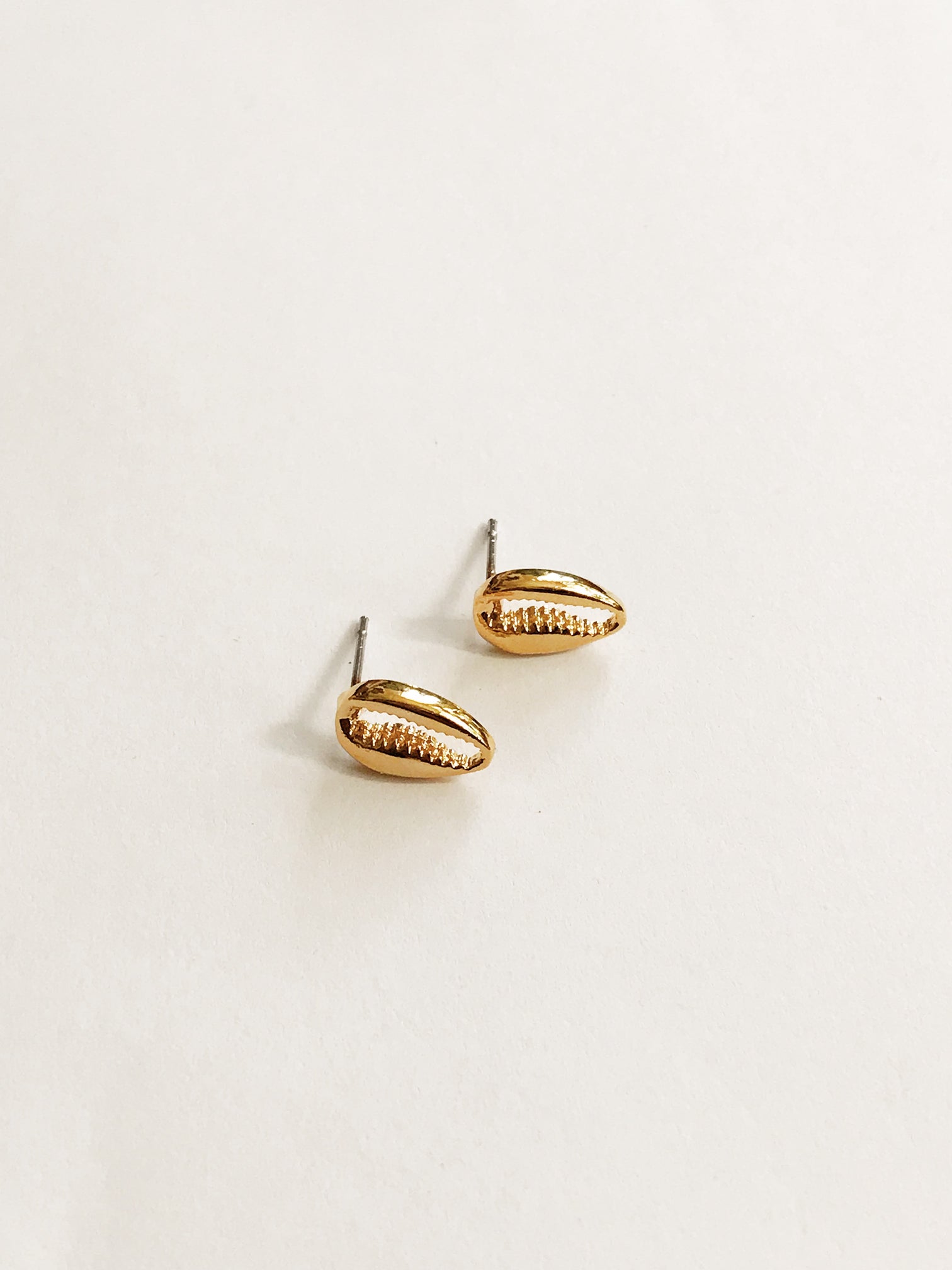 Tiny Cowrie Shell Studs – Afrohemien.com